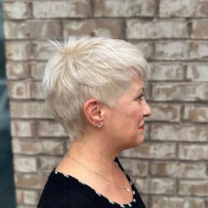 17 Youthful Pixie Cuts for Round Faces & Over 50